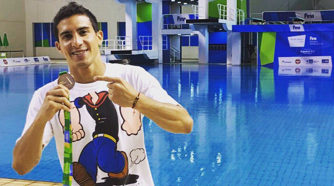 Rommel canta el Himno Mexicano sobre el de FINA