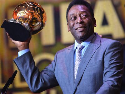 El "Rey" Pelé subastará sus medallas, trofeos y hasta su corona - ESPN