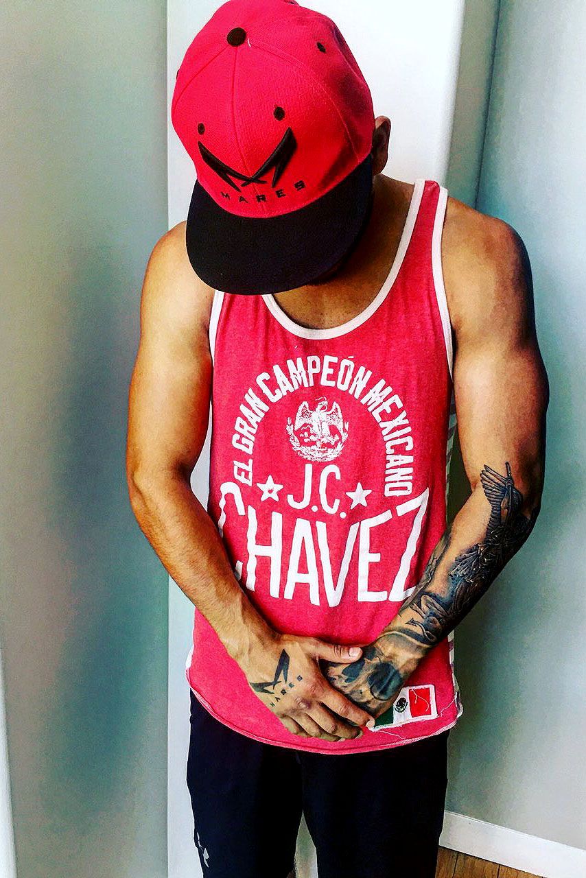Invade el mundo de la moda J.C. Chávez con línea de playeras