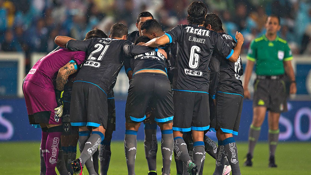 Neri Cardozo ocupó el sitio de Carlos Sánchez en el once de Rayados