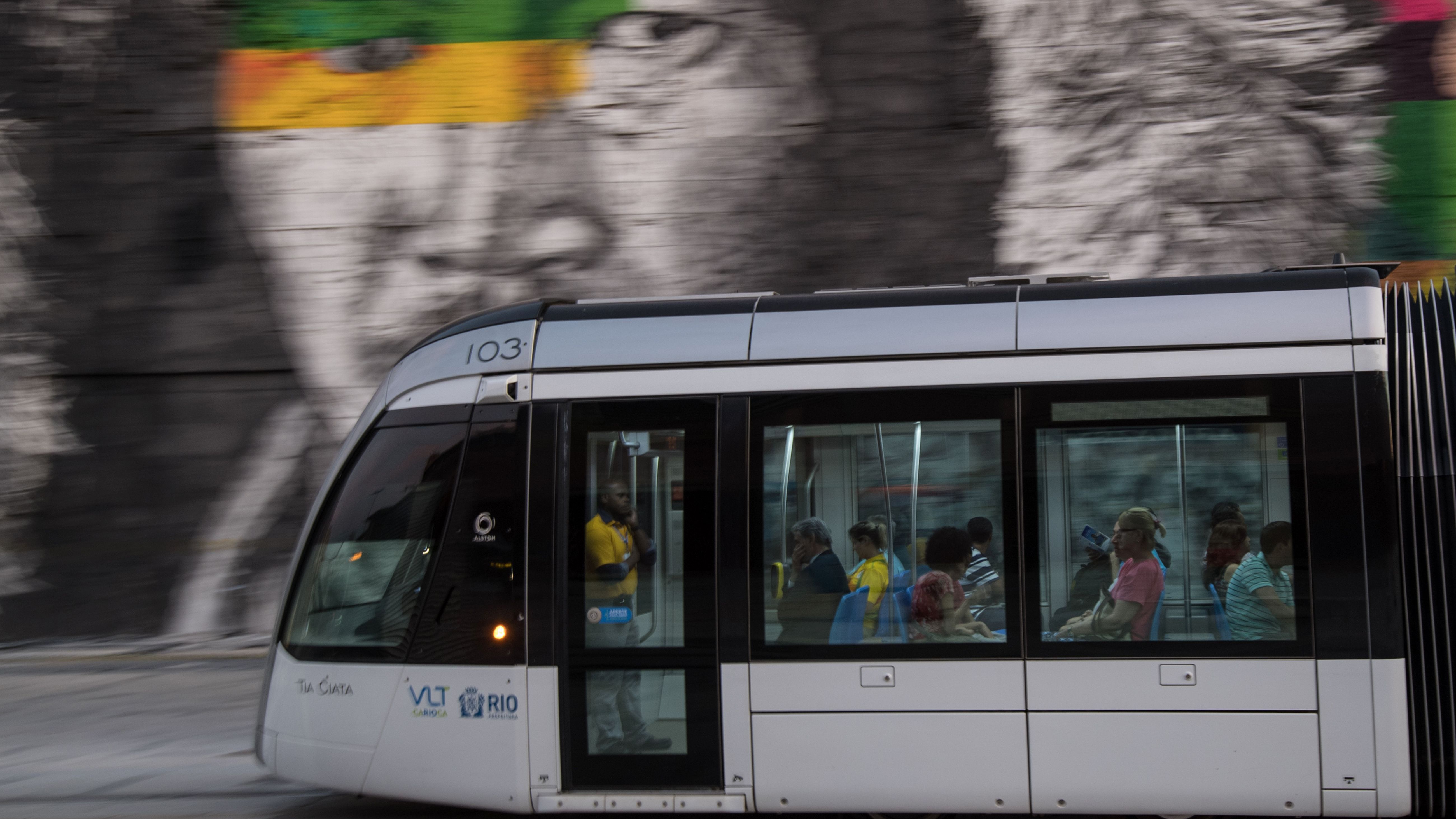 Choque paraliza tranvía de Río, considerado como legado de los Juegos ...