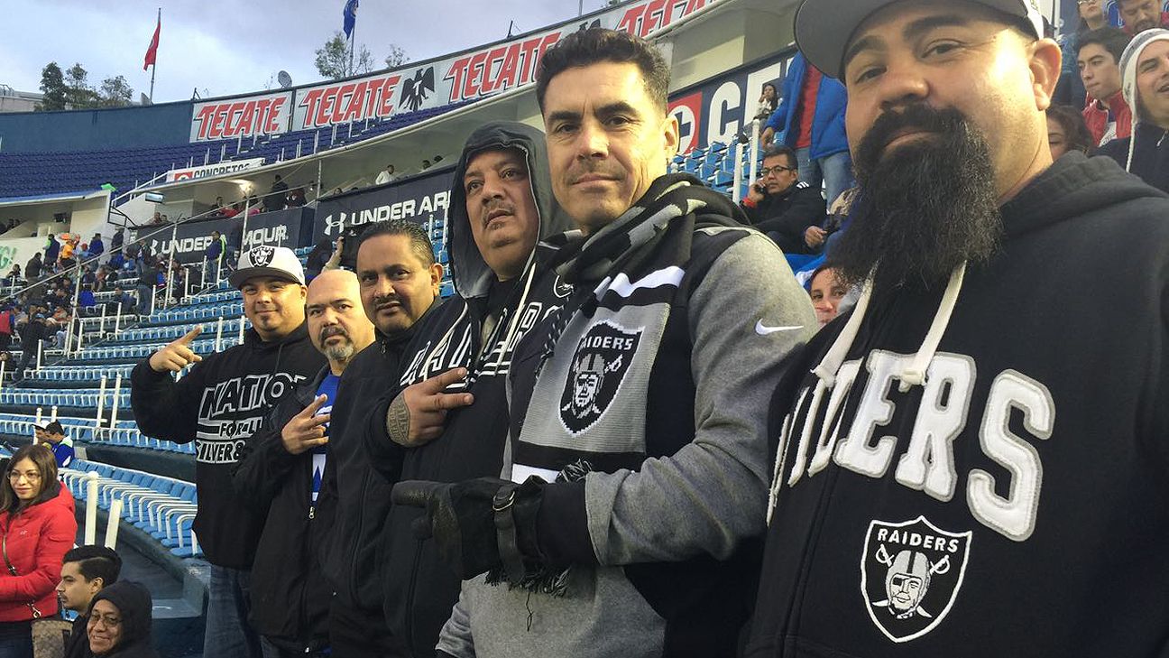 Fans de Raiders aprovecharon su viaje a México para ver a Cruz Azul