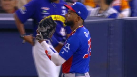 Gran jugada defensiva de Dominicana para el doble play - ESPN Video
