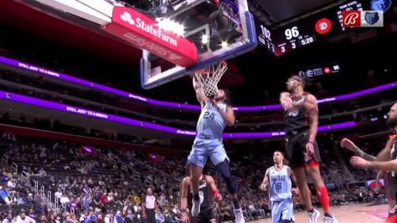 ¡Gran clavada! Lamar Stevens la clava con una mano ante los Pistons ...