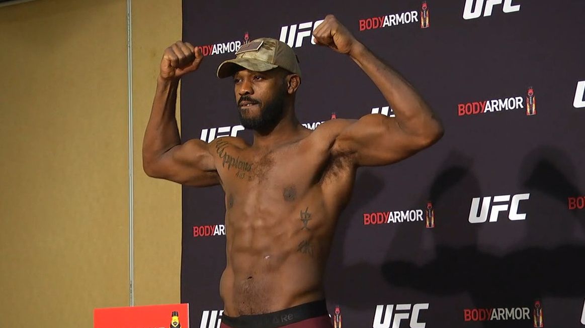 Jones works the room while making weight - ESPN Video