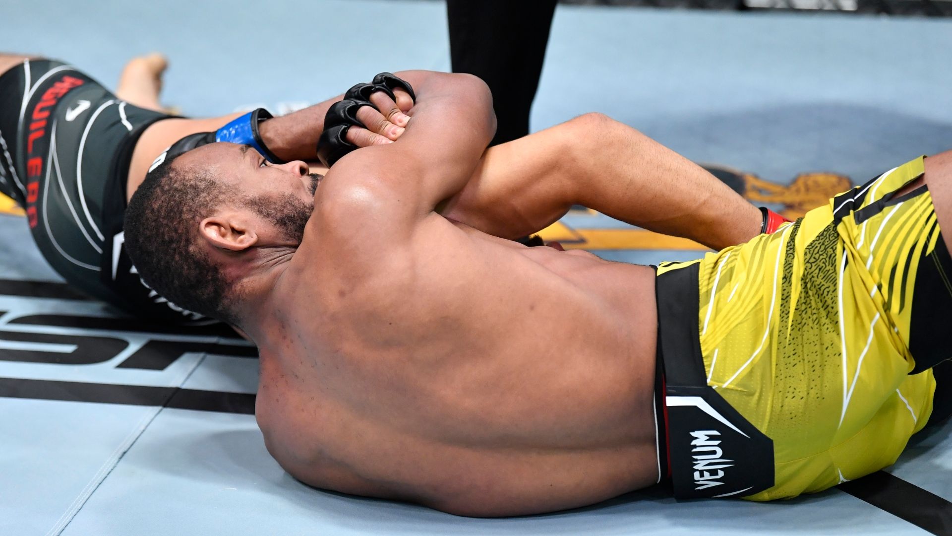 Harris wins UFC debut with impressive anaconda choke - ESPN Video