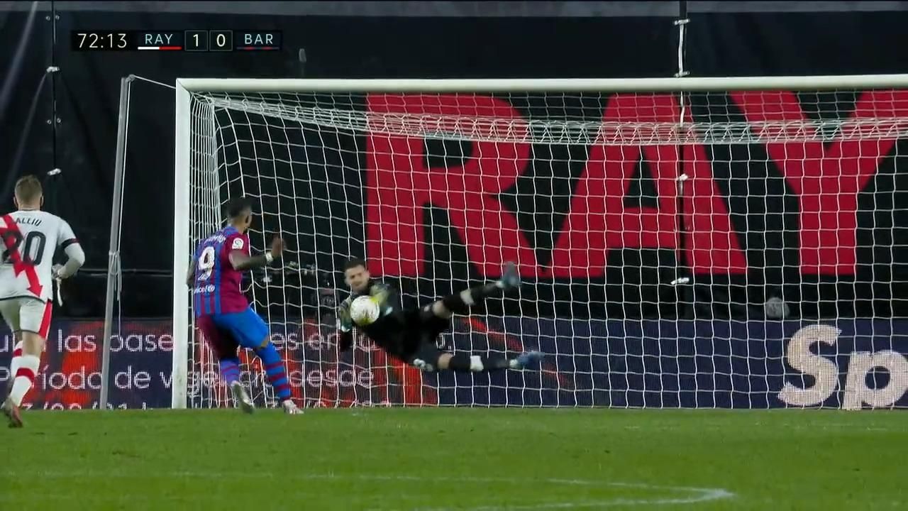 Memphis Depay's penalty saved by Stole Dimitrievski - ESPN Video