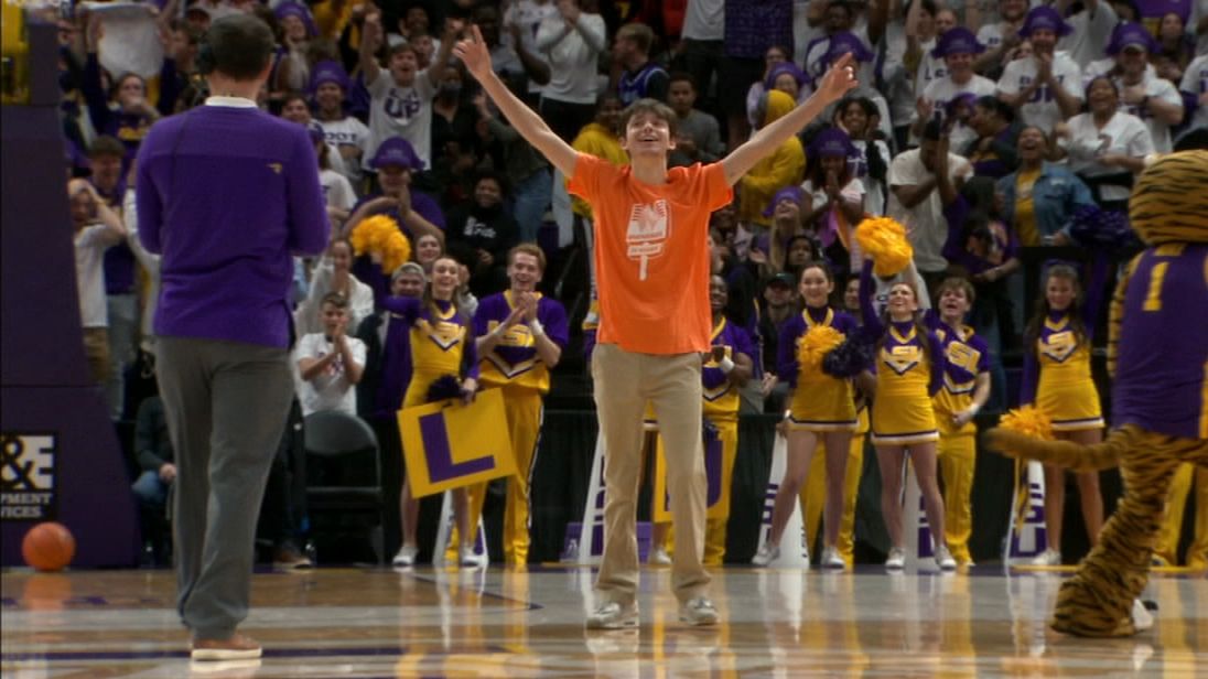 LSU student wins free hamburgers for a year with half-court shot - ESPN ...
