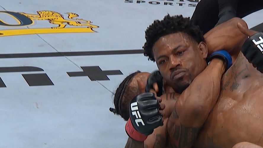 Kevin Holland gives thumbs up to fans after takedown - ESPN Video