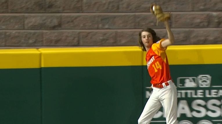 Corey Kahn stuns announcers, crowd with HR robbery - ESPN Video