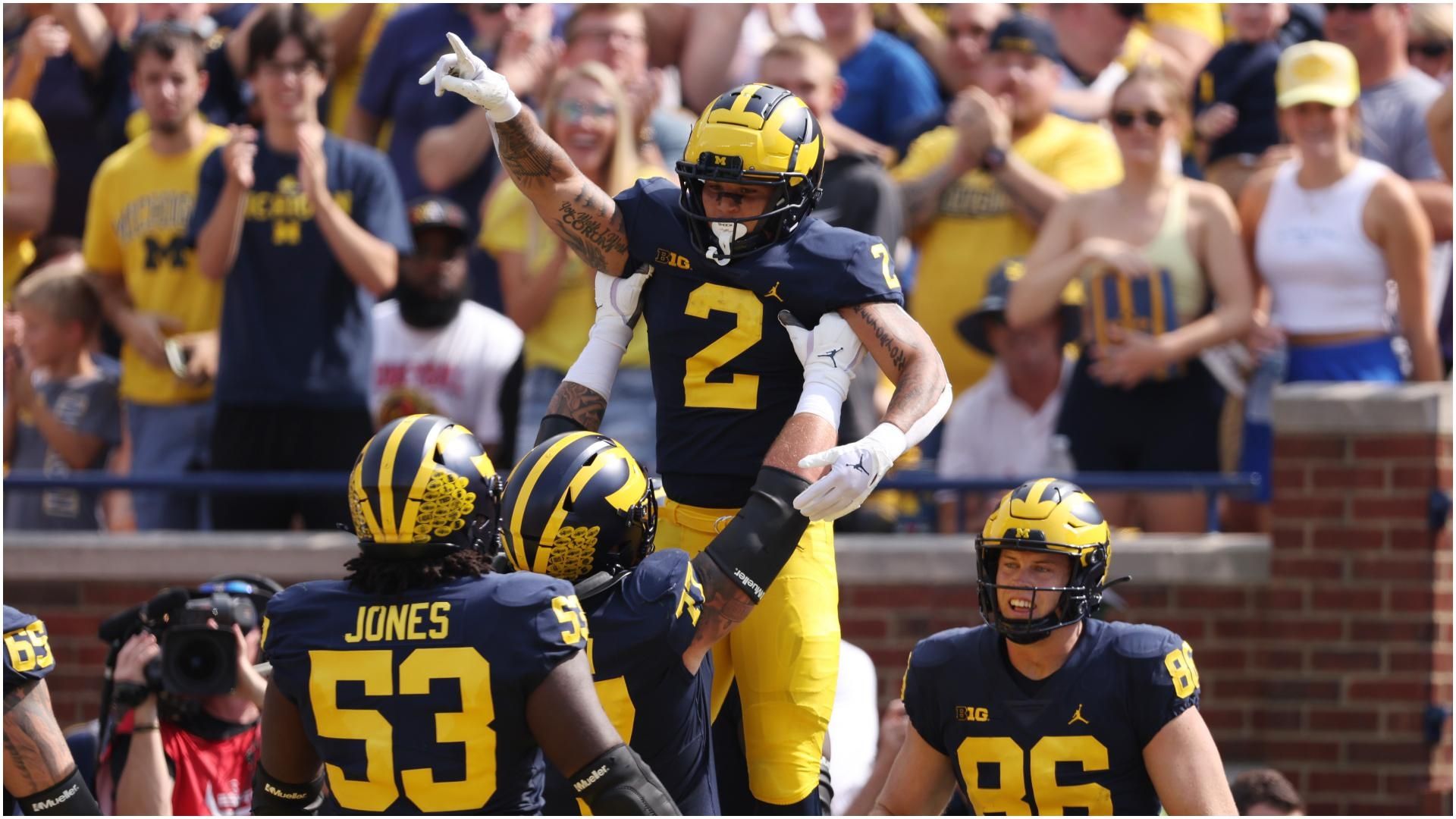 Blake Corum has 5 TDs in Wolverines' victory over UConn - ESPN Video