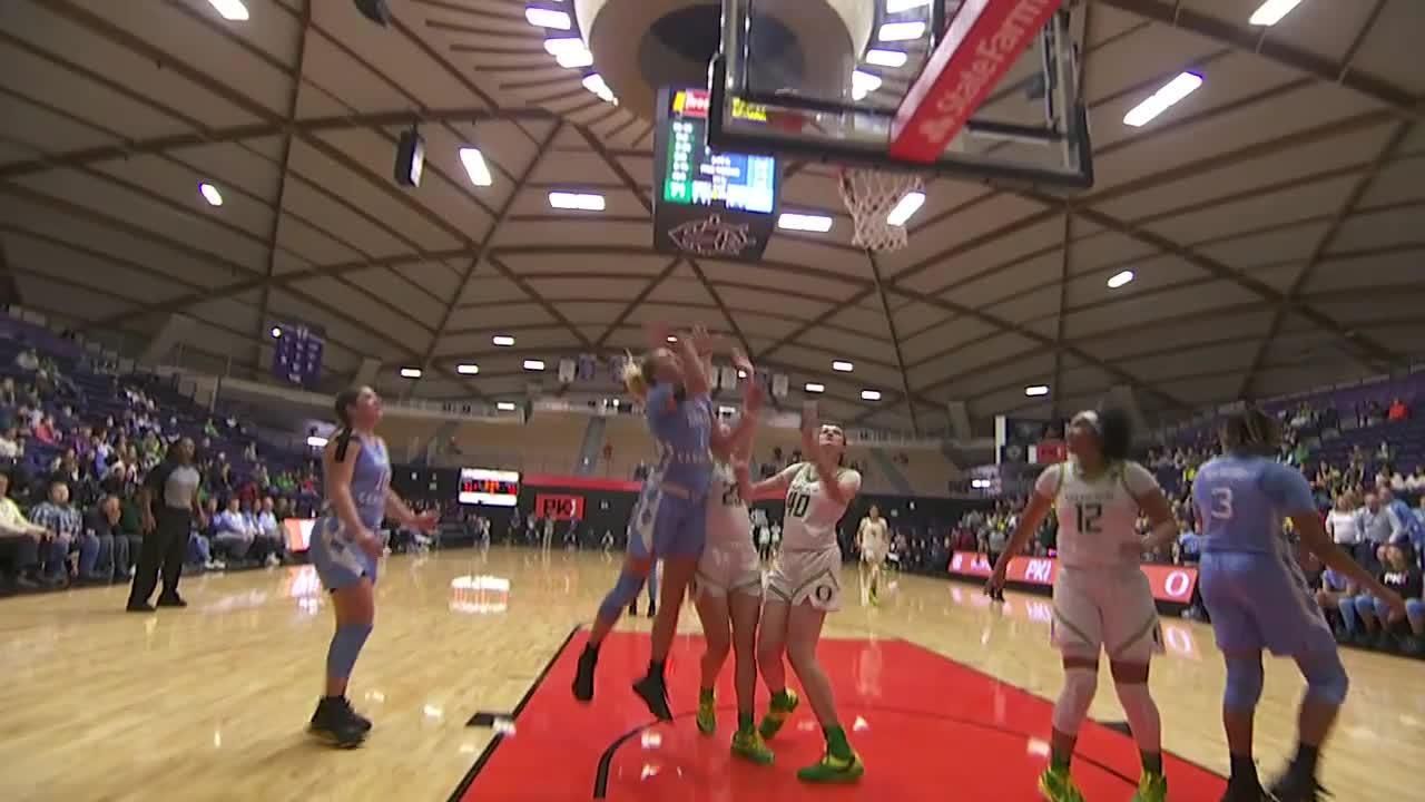 Kennedy Todd-Williams shows off vision with nice dish vs. Oregon Ducks ...