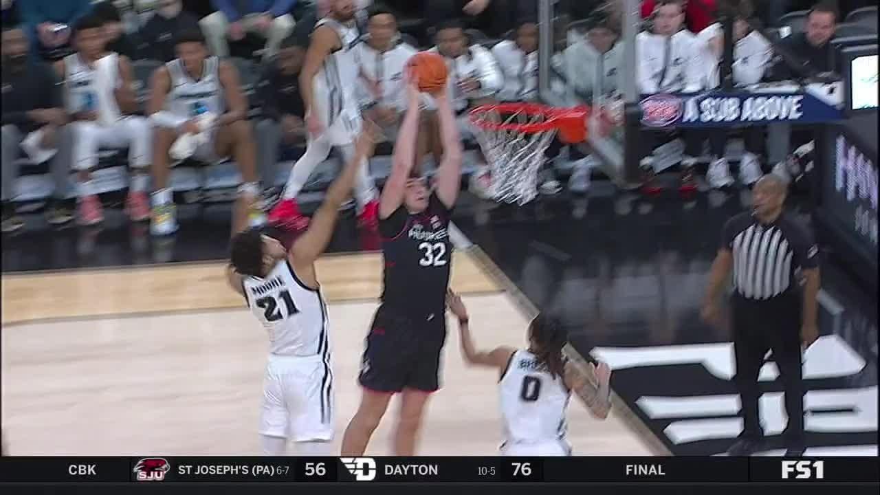 UConn's Donovan Clingan left alone for thunderous throwdown - ESPN Video