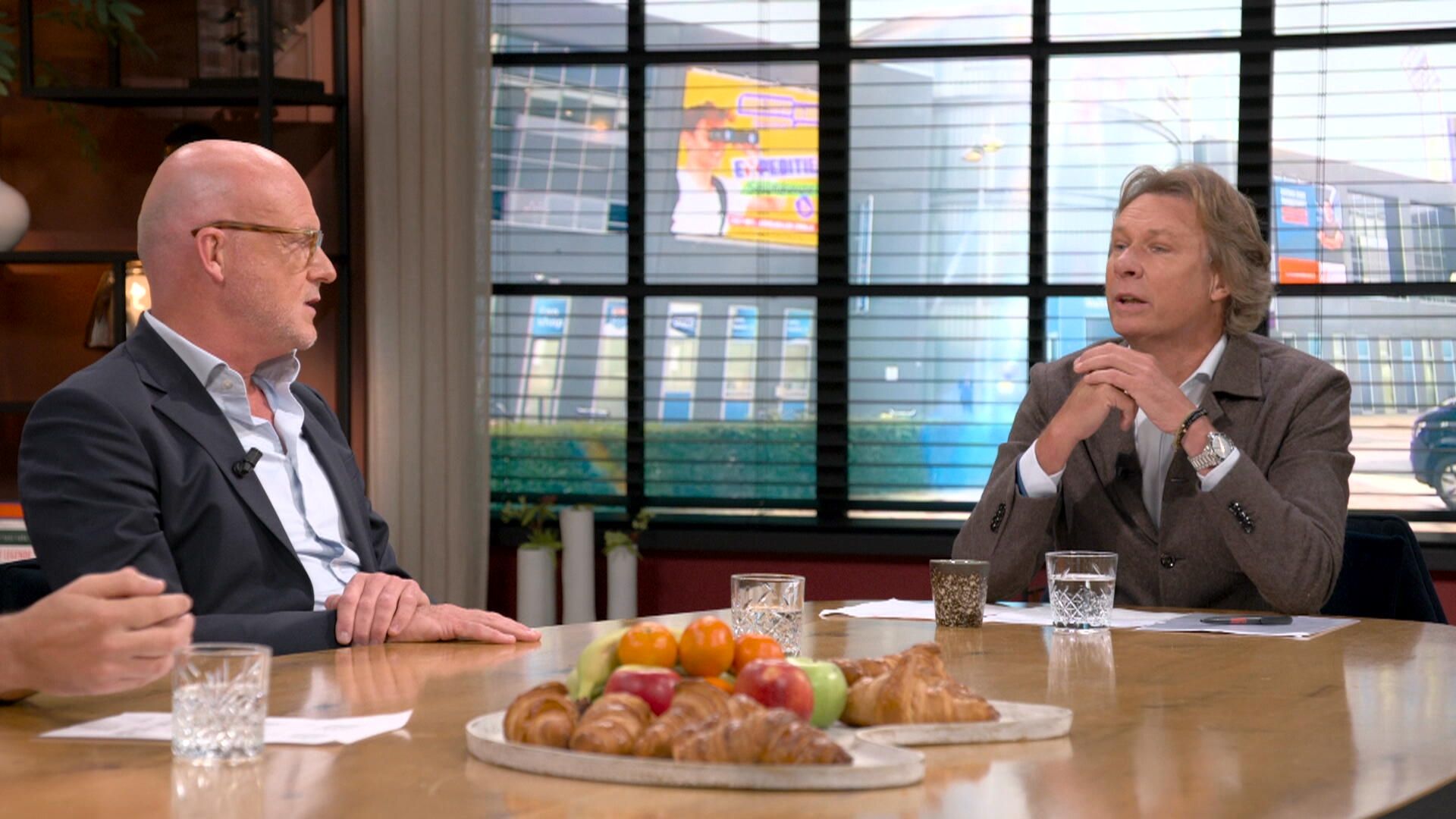 Gemist: Van Schaik over het opwachten van de bus: "Niet erg als het