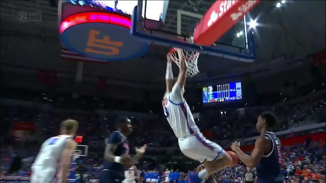 Micah Handlogten throws down powerful slam dunk vs. Auburn Tigers ...