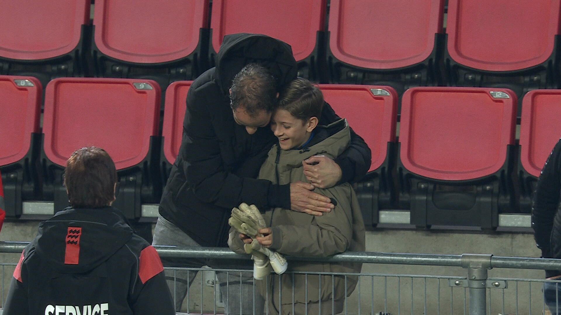 Brouwer maakt jongen dolblij met handschoenen gemist? Kijk het hier.