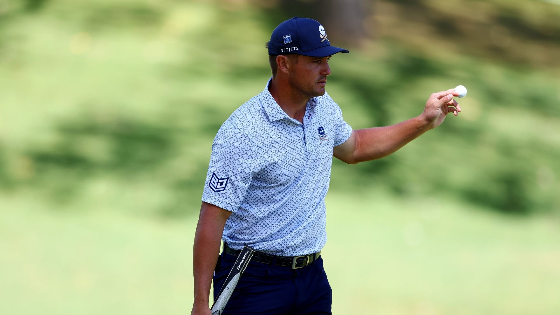 Bryson DeChambeau sinks birdie putt to take 2-stroke lead - ESPN Video