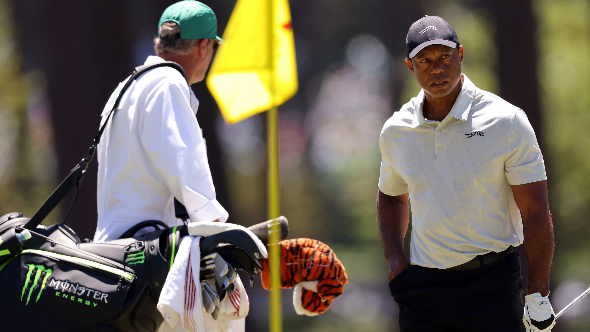 Tiger's nice approach and putt give him his 1st birdie of the day ...