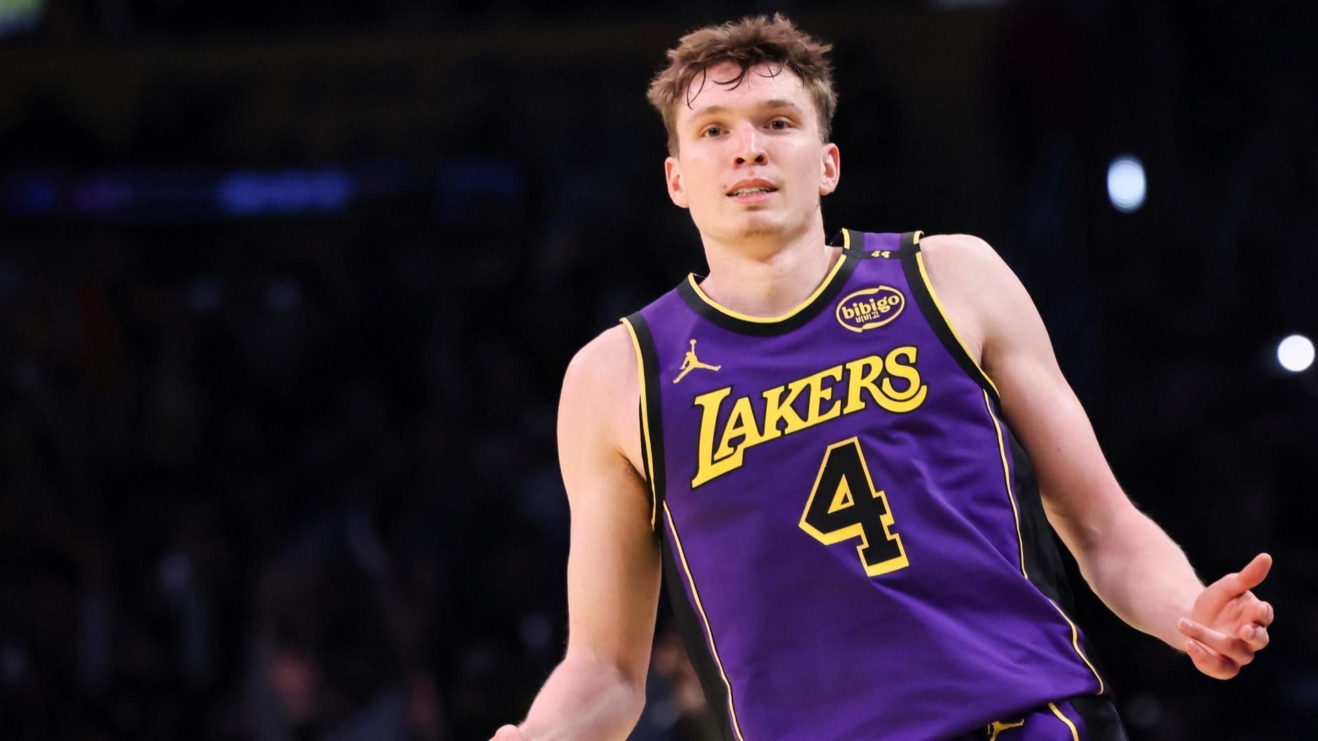 Knecht Four! Lakers bench loses it after Knecht hits 4 straight 3s ...