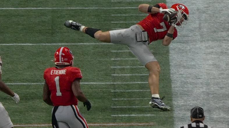 Georgia's Lawson Luckie just keeps foot in bounds for amazing catch ...