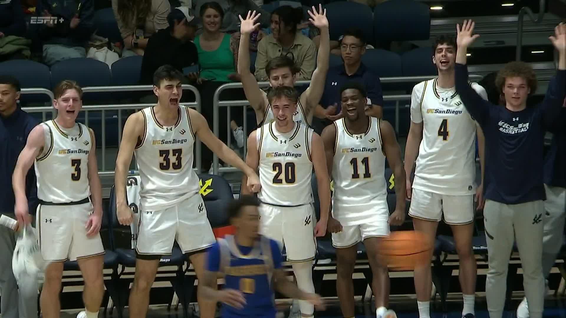 Justin Rochelin elevates for flush vs. CSU Bakersfield Roadrunners ...