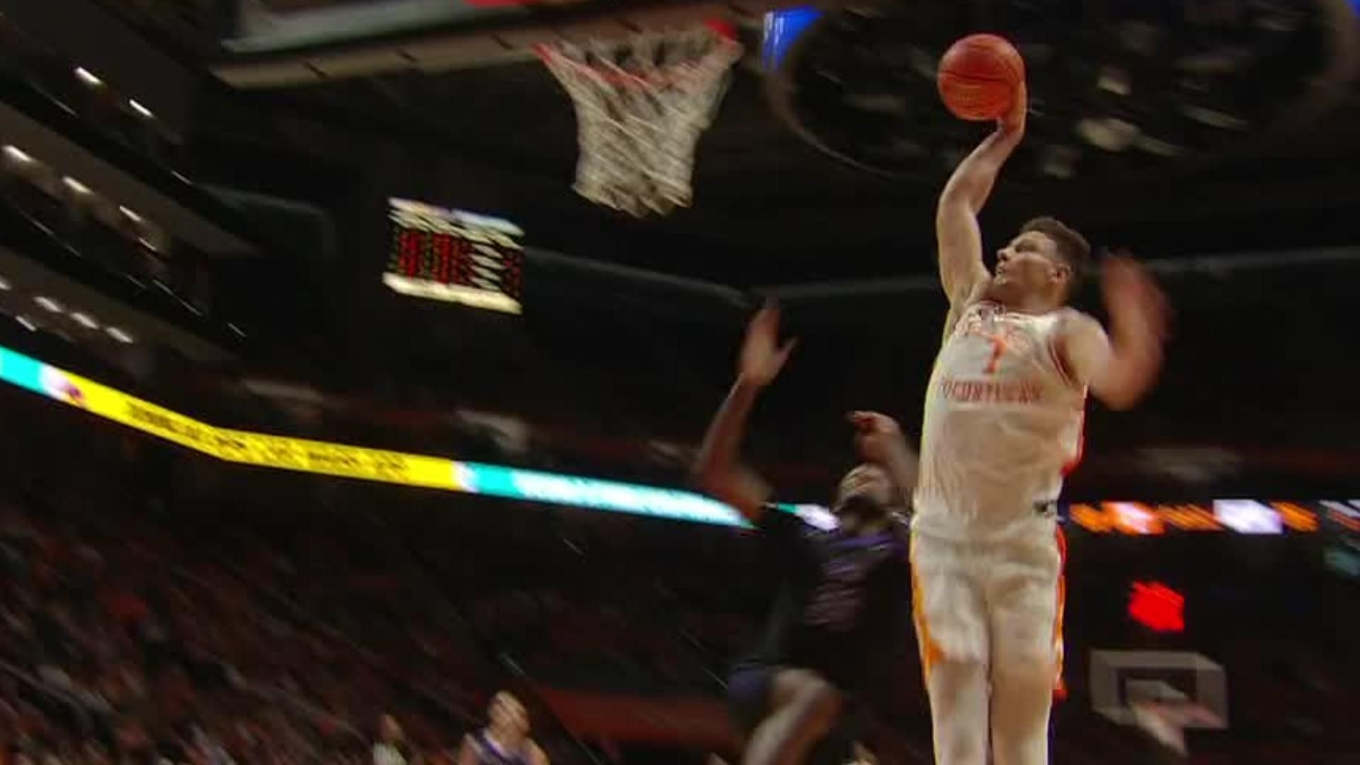 Tennessee's Igor Milicic Jr. throws down powerful one-handed flush ...