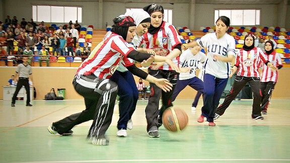 Iraqi women find refuge in basketball - ESPN