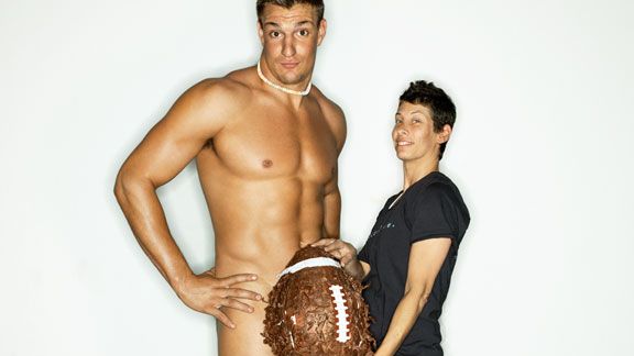 Behind the scenes of New England Patriots Rob Gronkowski's photo shoot for 2012 Body Issue ...