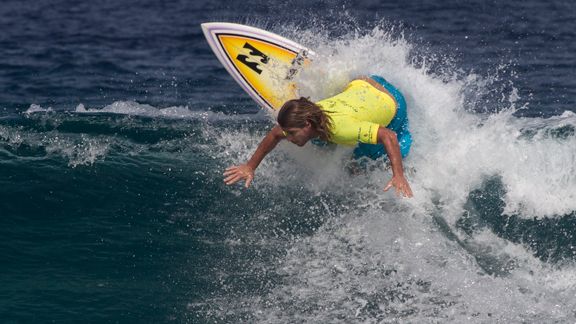 Damien Hardman wins the twin-fin division at the Maldives Champions ...