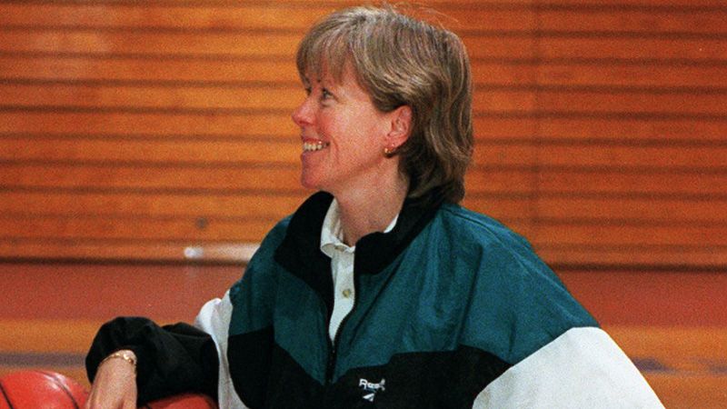 Bentley coach Barbara Stevens joins 900-win club - ESPN