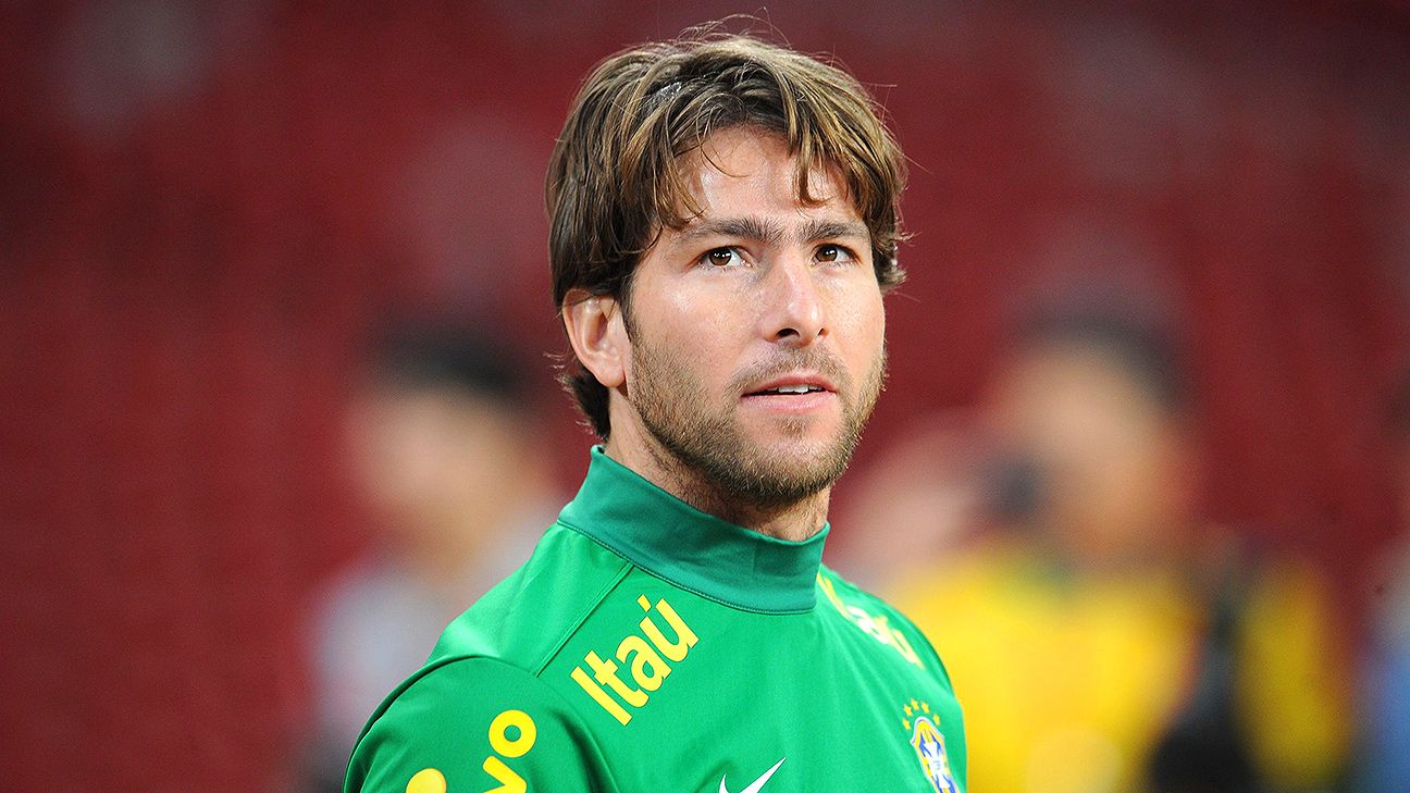 Paris Saint-Germain's Maxwell believes his Brazil career is finished - ESPN