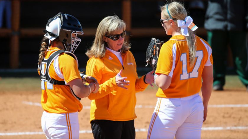 UT's Weekly earns win No. 900