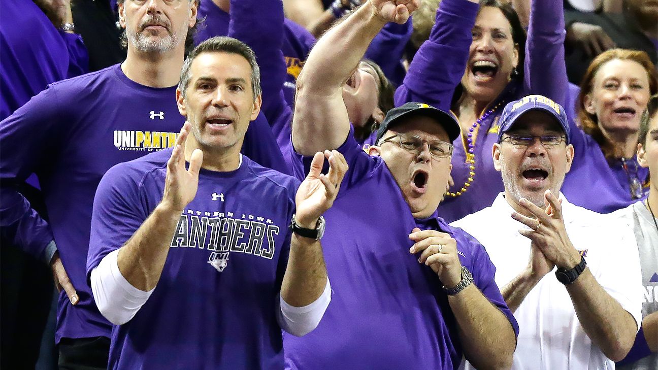 Proud alum Kurt Warner gives Northern Iowa pregame pep talk before win ...