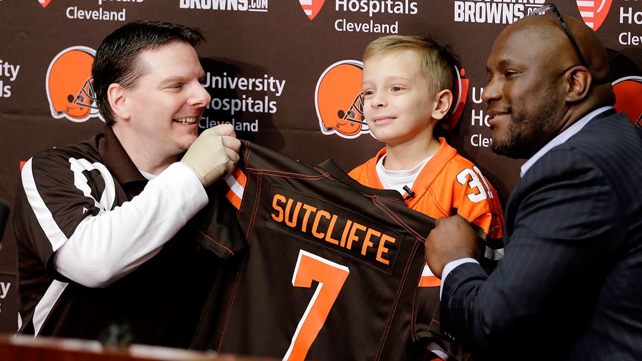 Cleveland Browns sign 9-year-old Dylan Sutcliffe to one-day deal - ESPN