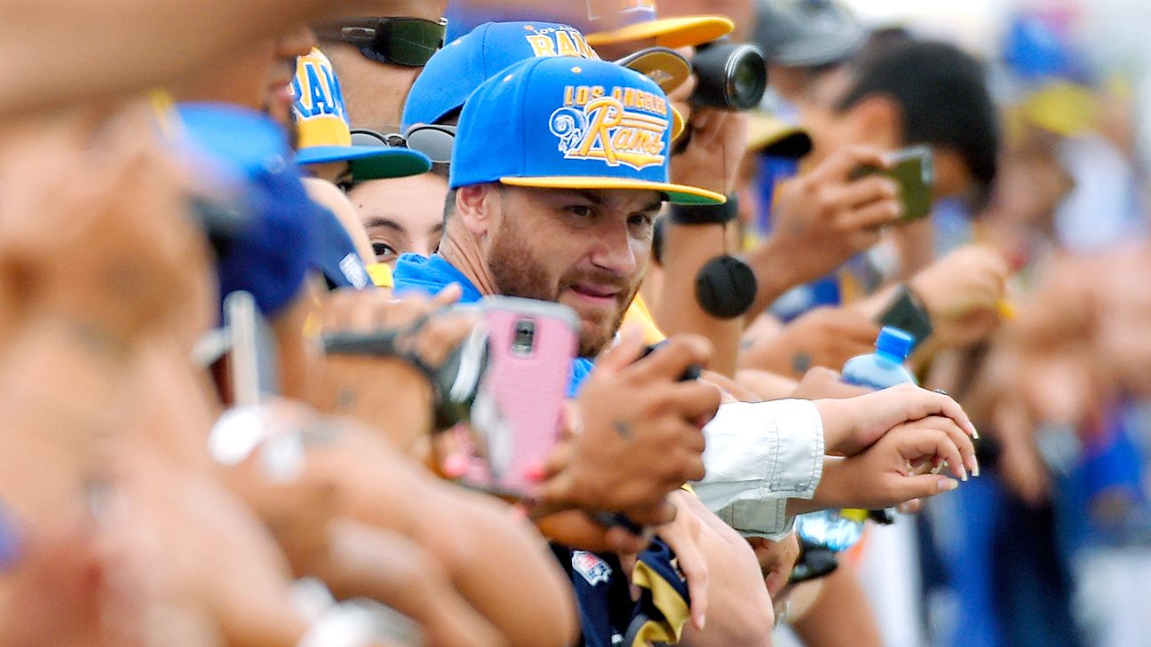 St. Louis Rams fans turn out in force for Oxnard training-camp practice ...