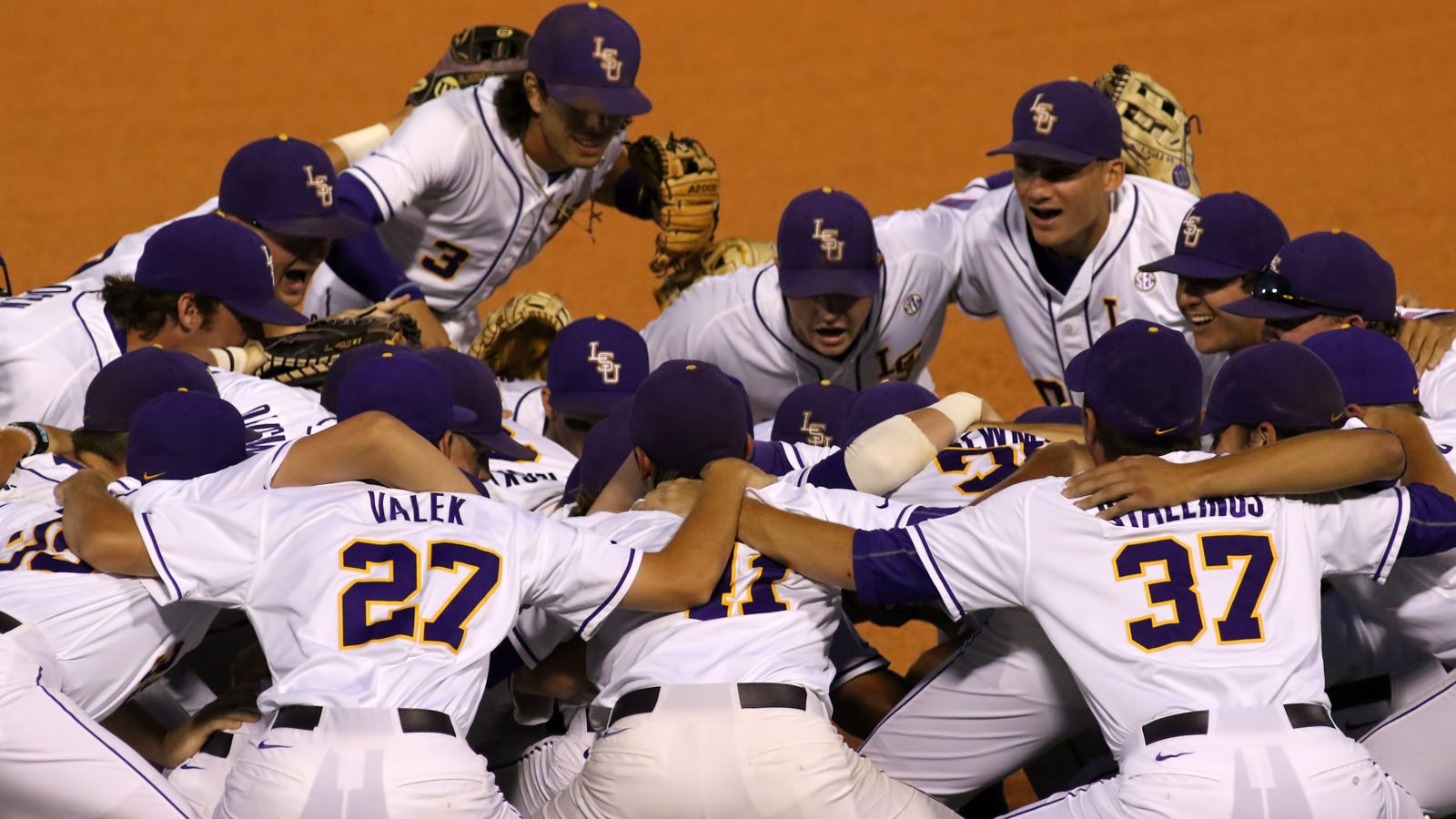 LSU rallies for walk-off win over UT in opening round