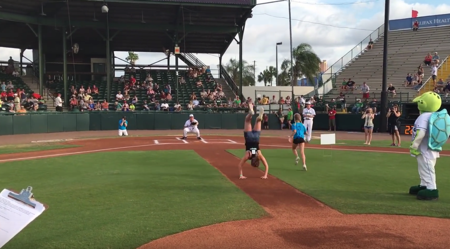 Florida gymnast delivers a first pitch like none other - ESPN