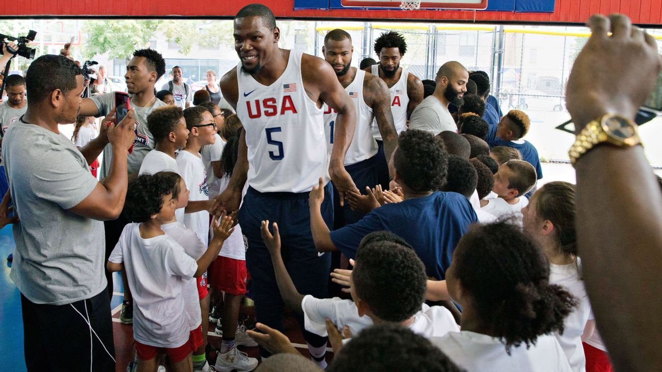 Young fans thrilled to meet Kevin Durant, Klay Thompson and other Team ...