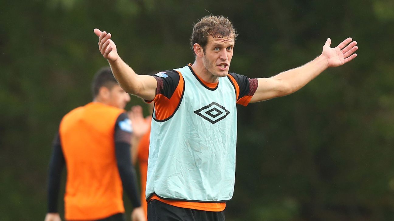 Brisbane Roar defender Luke DeVere not retiring - John Aloisi - ESPN