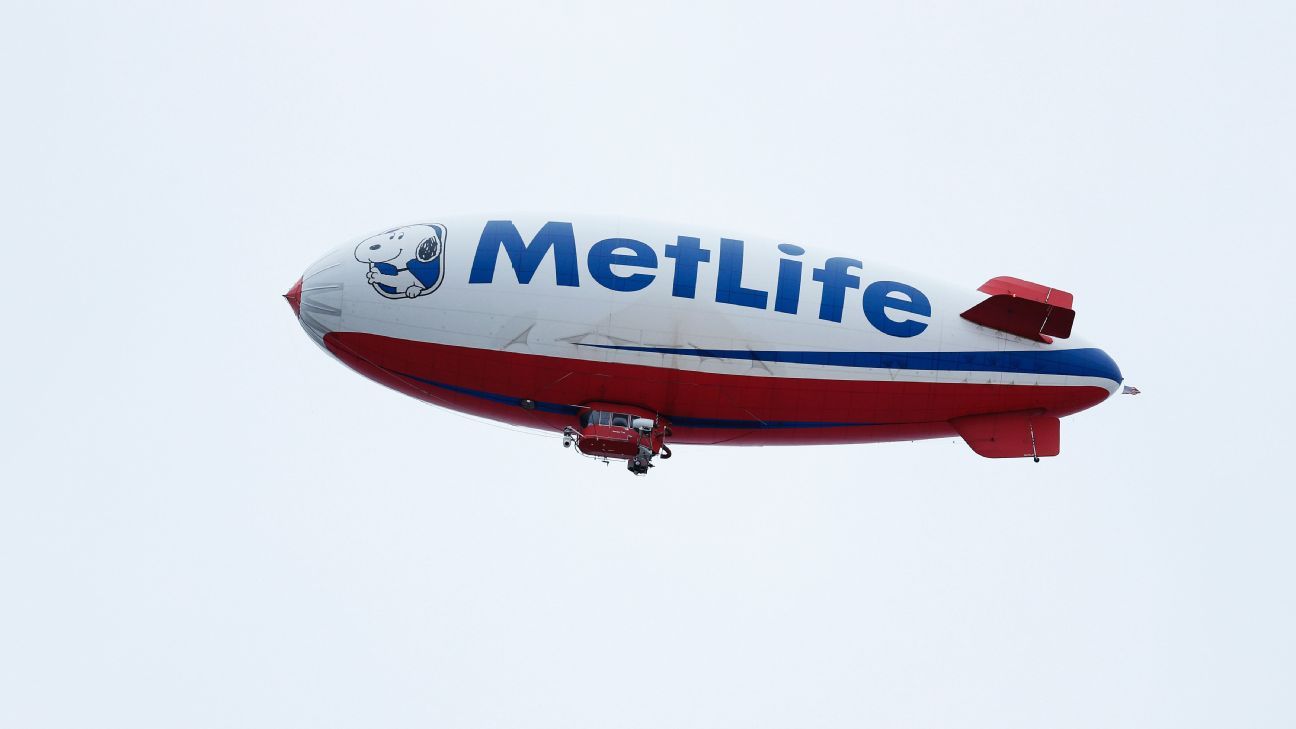 Life inside the blimp 1,000 feet above TPC River Highlands at Travelers ...