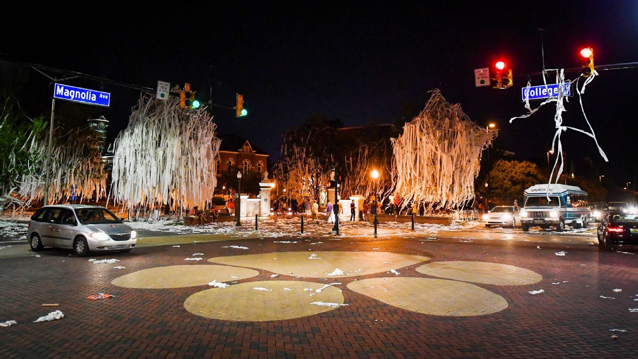 Auburn man arrested after Toomer's Corner tree set on fire - ESPN