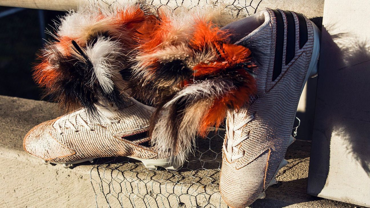 Denver Broncos linebacker Von Miller dons rooster-themed cleats before ...