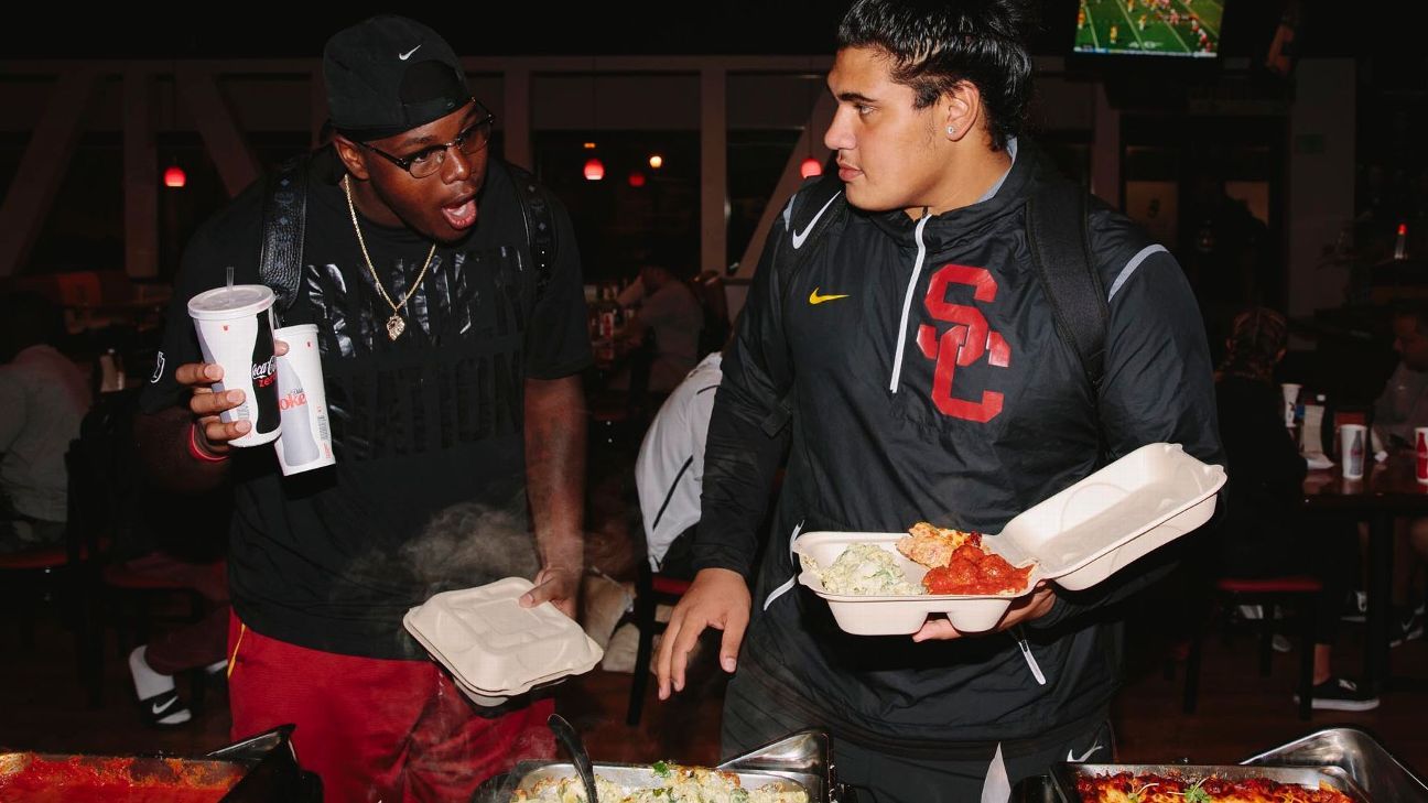 USC's 446,000-calorie diet: Inside a Trojans team dinner - ESPN