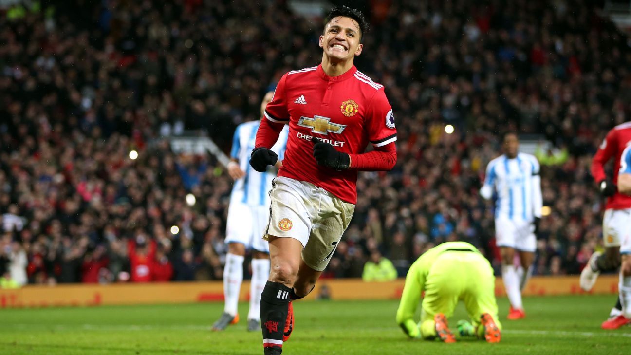 Manchester United fans welcome Alexis Sanchez and and his famous dogs ...