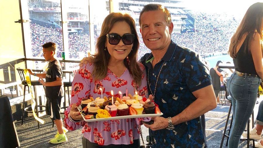 Julio César Chávez festeja a su esposa en el Clásico - ESPN
