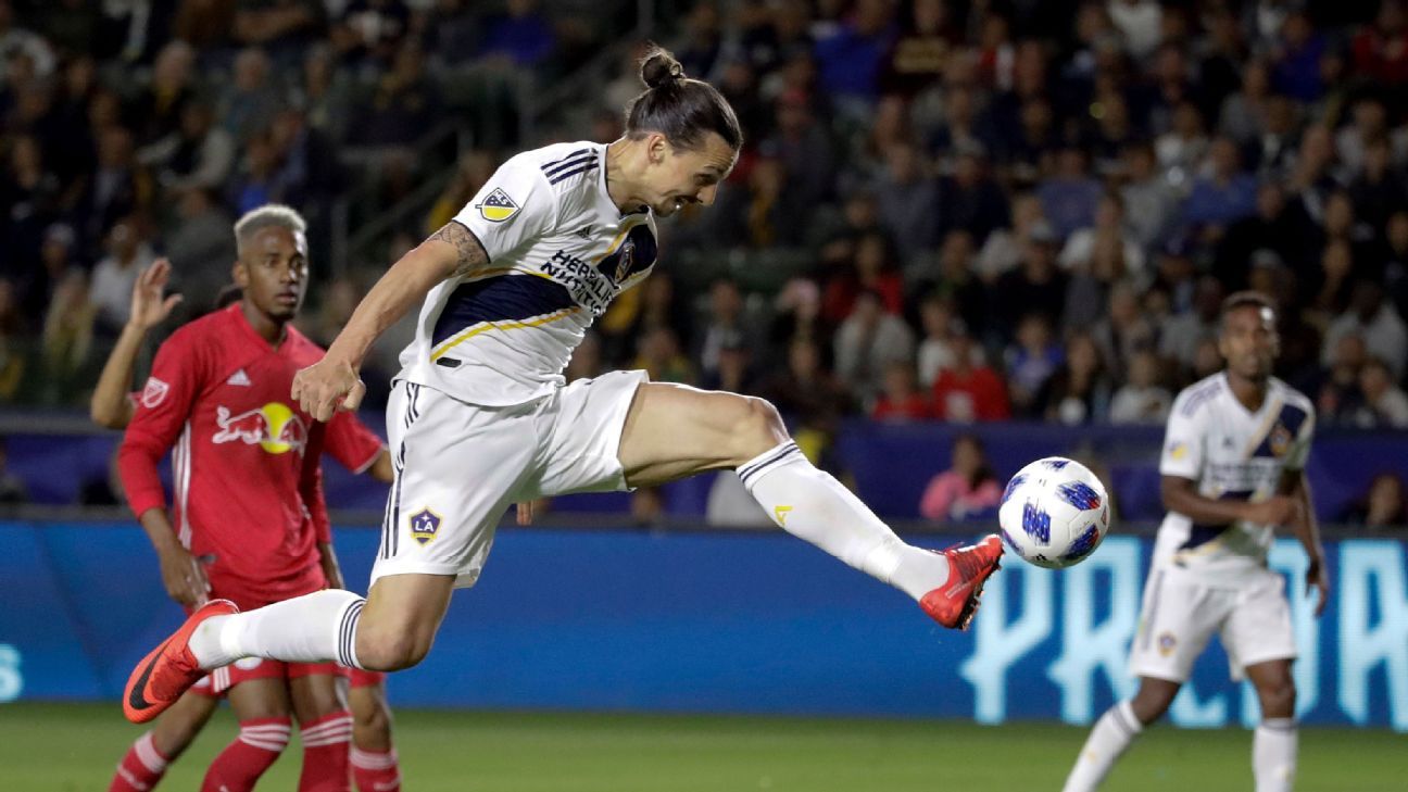 Zlatan Ibrahimovic announces Man United return in typical style - ESPN