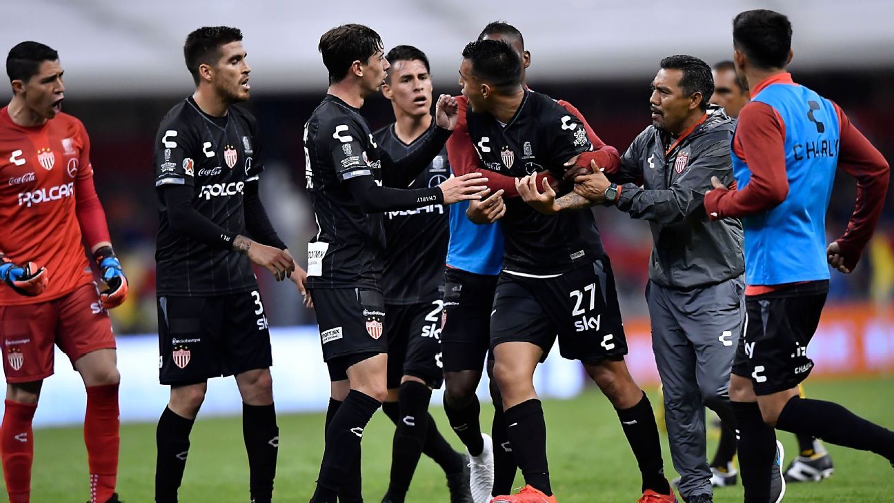 Jugadores de Necaxa se encararon al descanso - ESPN