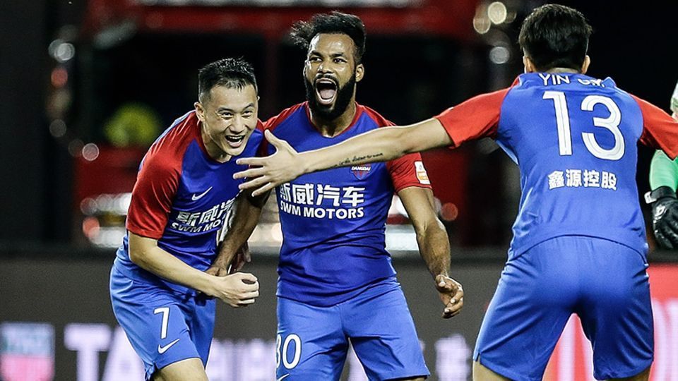 Fernandinho, na China, faz golaço semelhante à obra de arte de Maradona ...