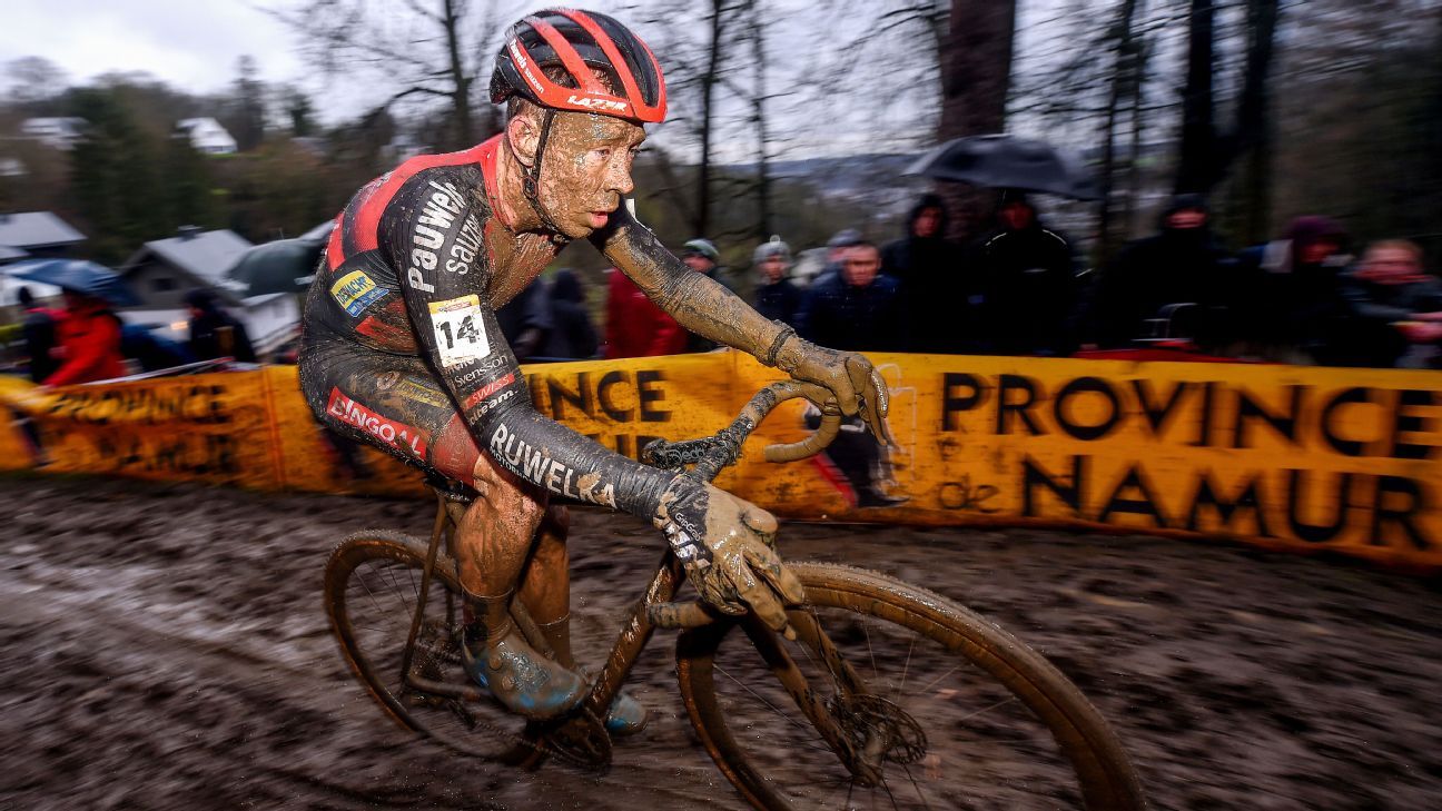 Must-see sports photos include Kevin Hart the courtside Santa and a ...