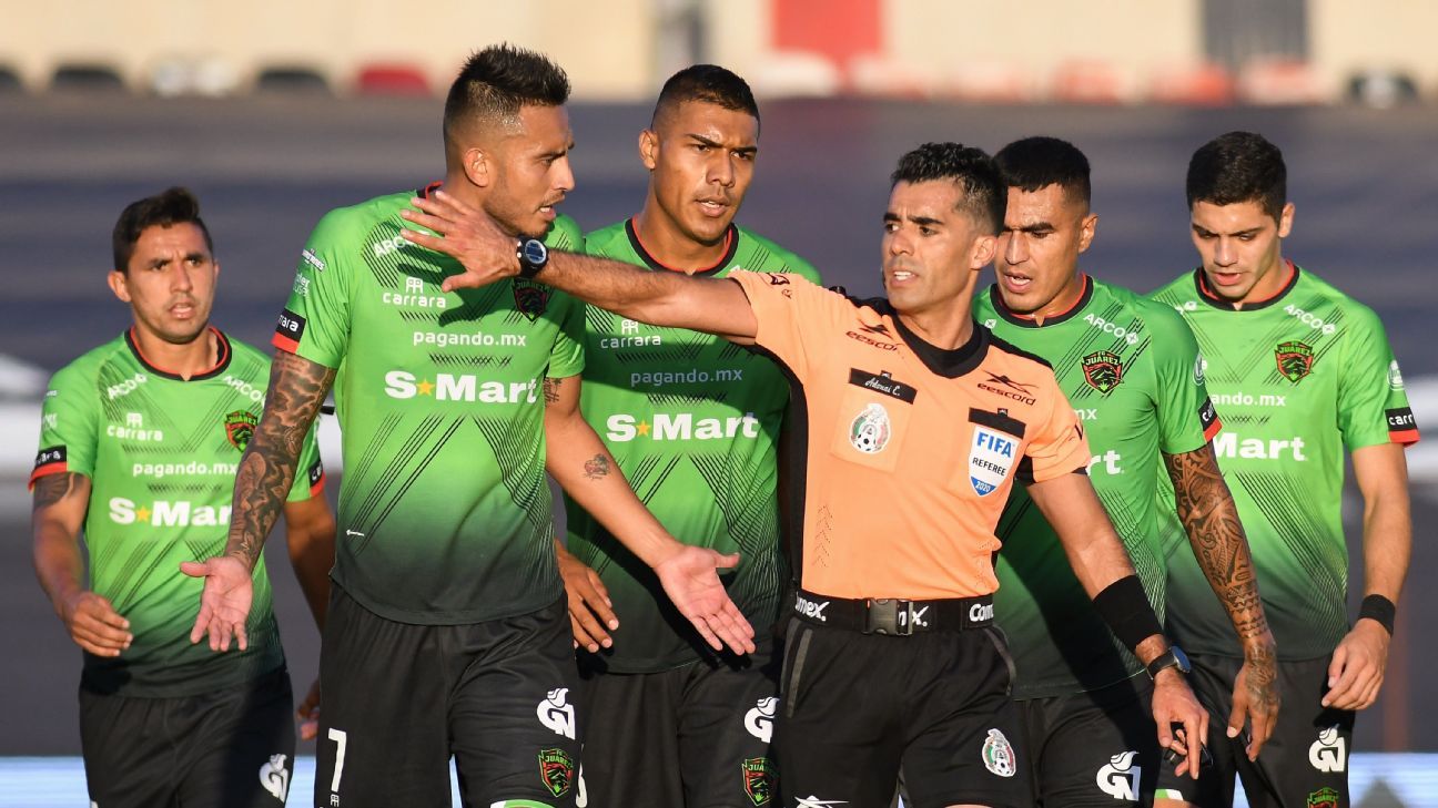 Vuelven señalamientos de 'ChiVAR' tras polémico penal ante Juárez - ESPN